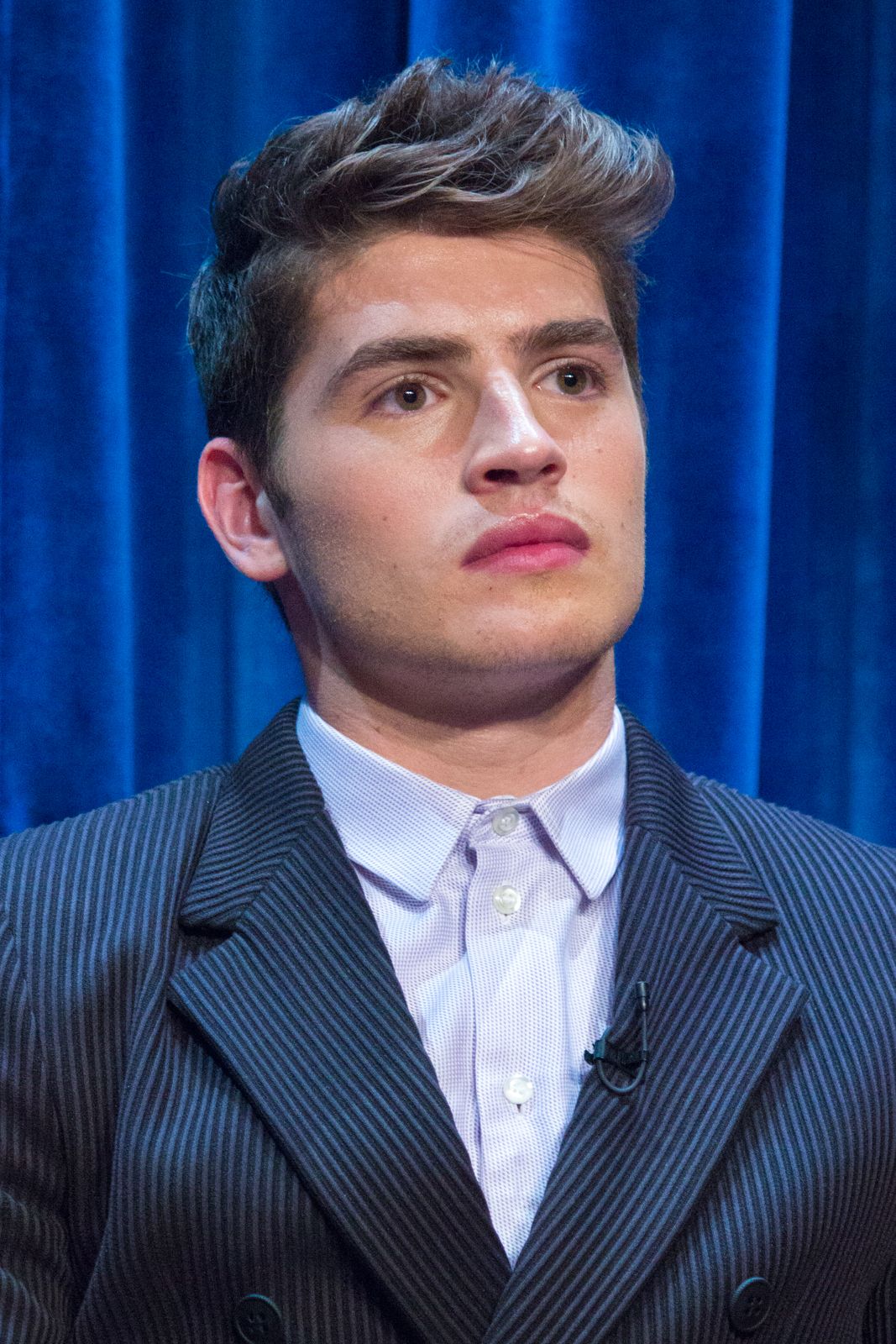 El actor Gregg Sulkin conocido por interpretar a «Mason Greyback» en ...